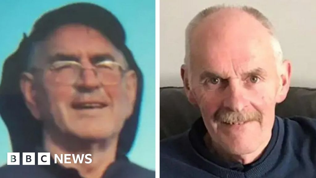 Ballymoney: Brothers Des and Sam Holmes die after crash - BBC News