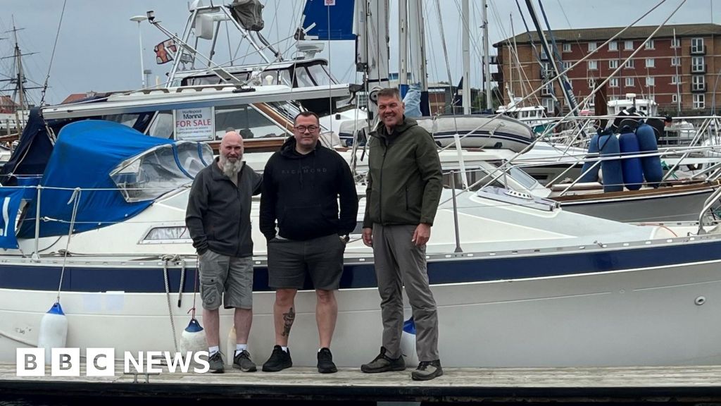 Friends sail around Britain for Sheffield cancer charity - BBC News