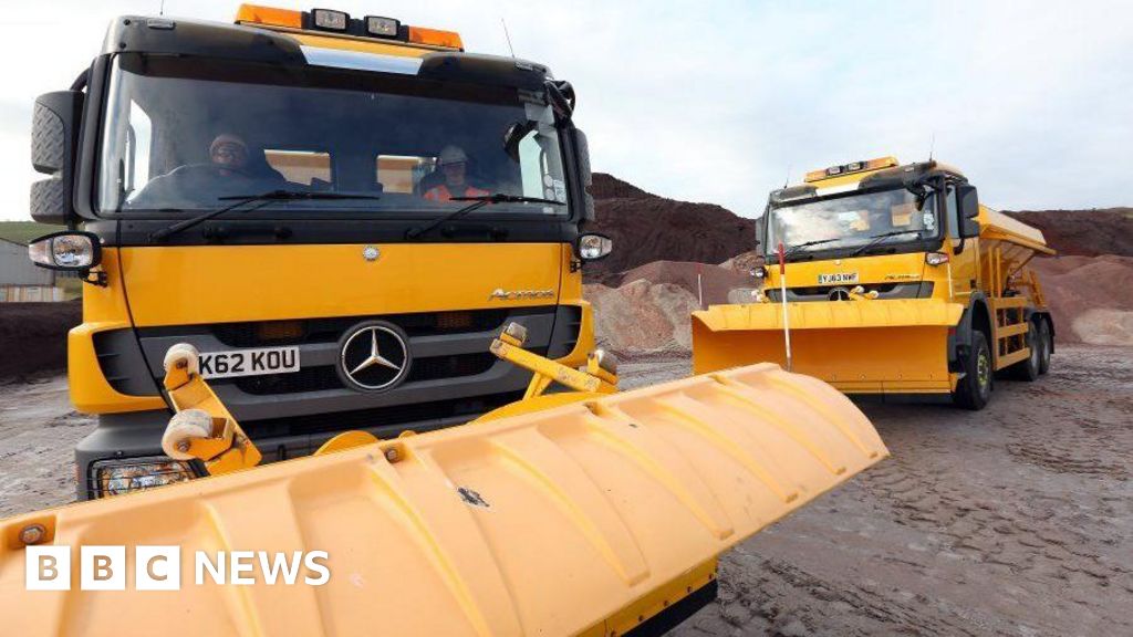 Redcar and Cleveland Council spend £52k on hiring gritters - BBC News