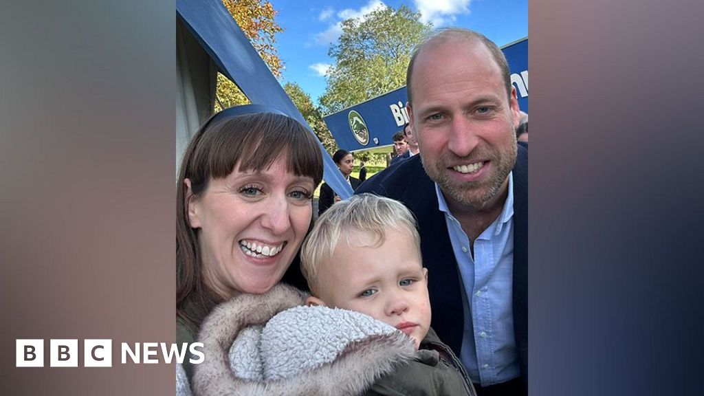Prince William visits Birtley pool saved from closure - BBC News