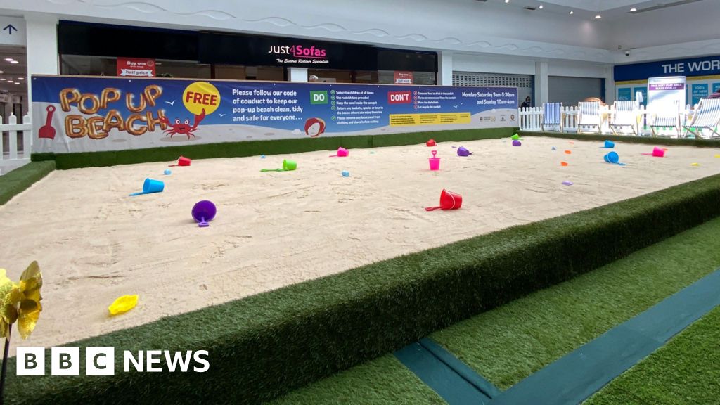 Fareham borough celebrates 50th anniversary with pop-up beach - BBC News