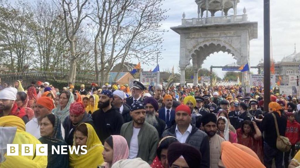 Gravesend: Vaisakhi celebrations for Sikh community - BBC News