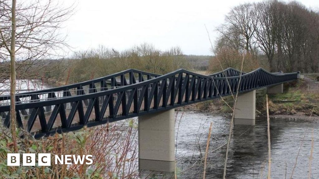 Work starts on replacing historic Preston tram bridge - BBC News