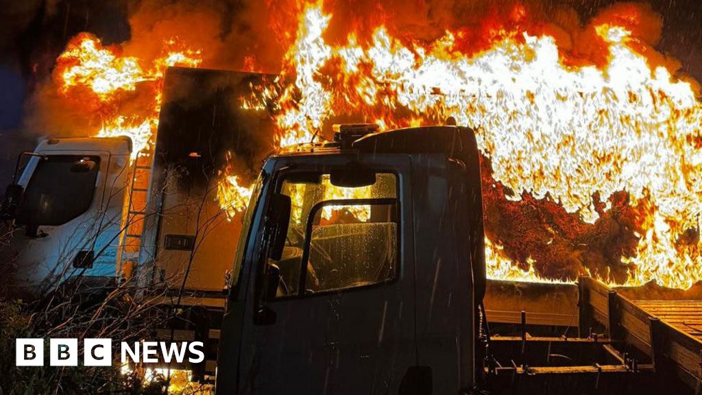 Eight lorries in West Tilbury catch fire - BBC News