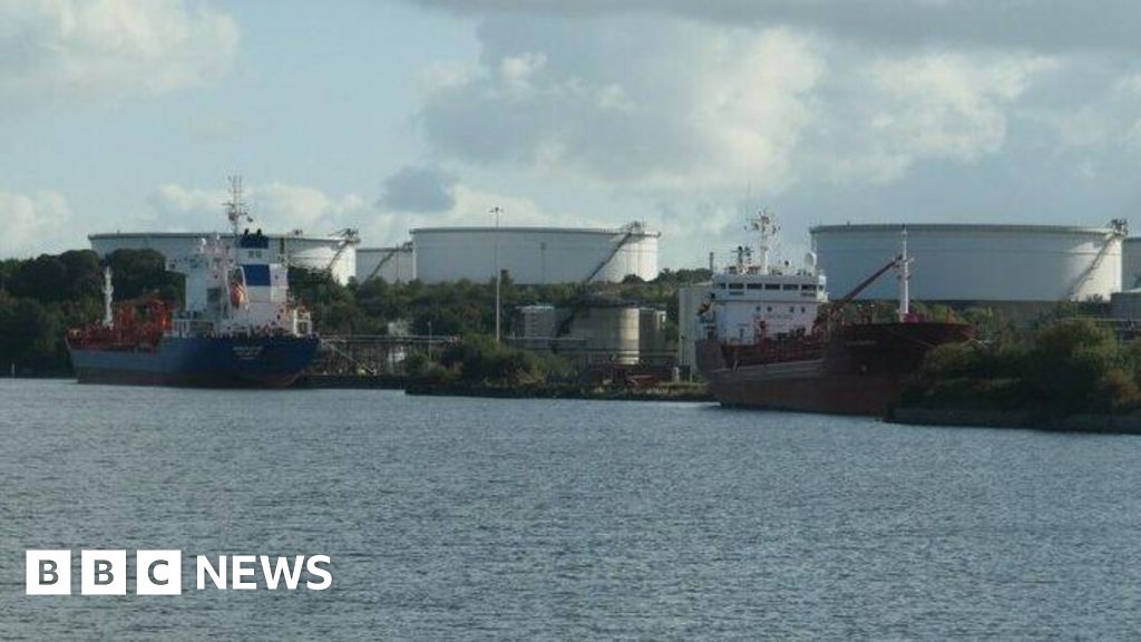 Stanlow Oil Refinery: Fuel delivery drivers call off planned Cheshire strike
