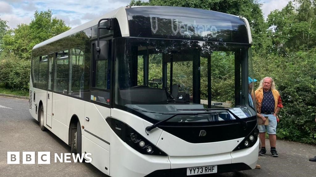 Peterborough's Nene Park summer bus service ends - BBC News