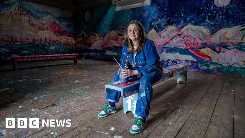 Devon artist fights winter darkness with Arctic art - BBC News