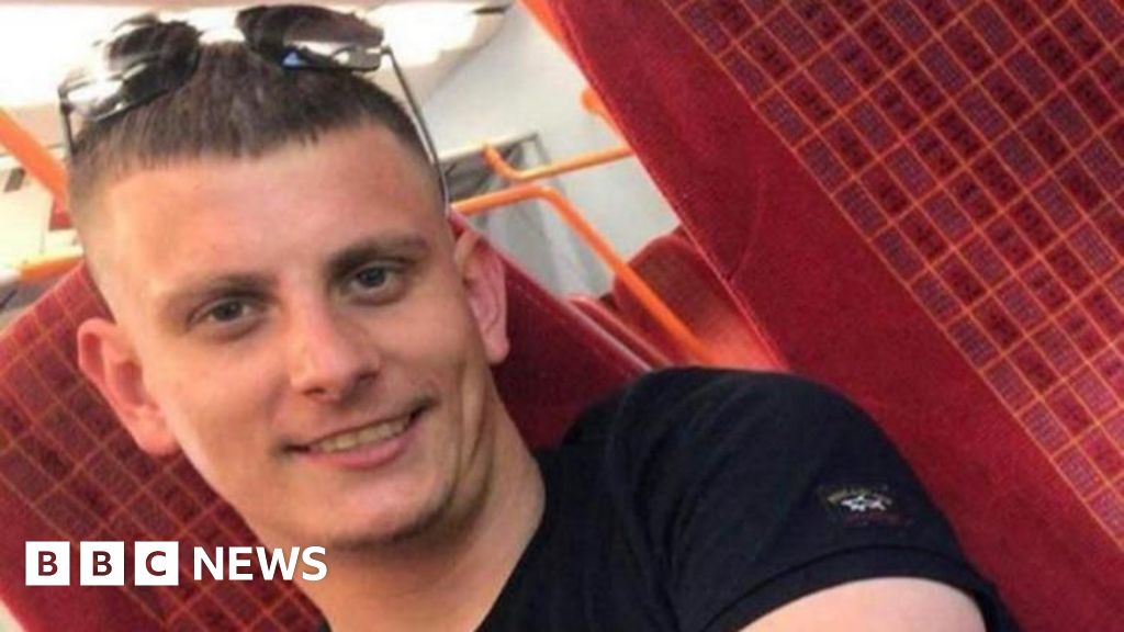 West Molesey murder trial: Man who killed brother jailed - BBC News