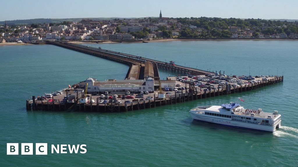 Would-be Solent ferry firm hopes to build new island port - BBC News