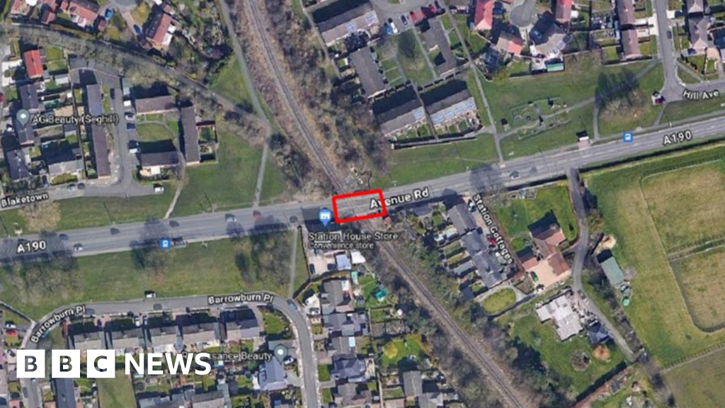 'Carnage' fear over Northumberland level crossing road closure - BBC News