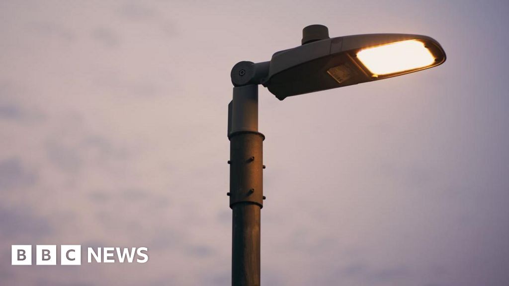 Swanage street lights set for switch to new LEDs - BBC News