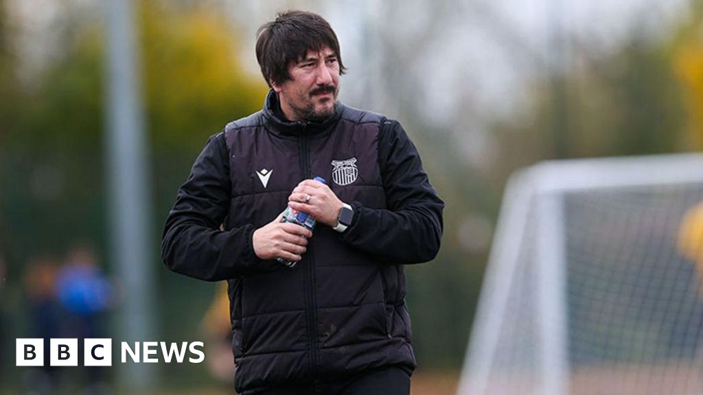 Grimsby Town Foundation's Jason Land wins FA Hope award - BBC News