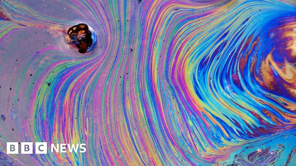 Efforts made to stop River Don oil pollution spreading