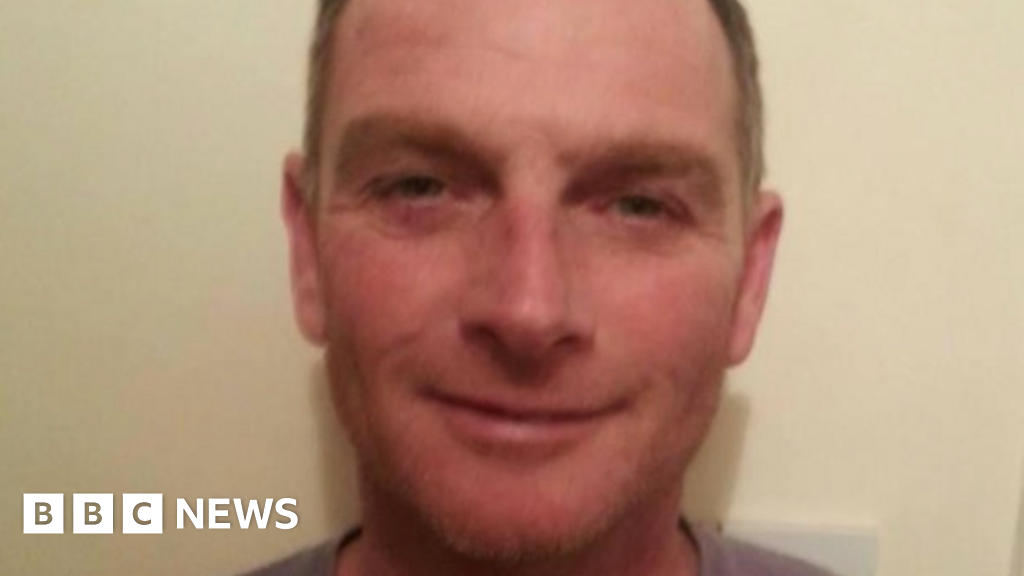 Fresh appeal after man stabbed to death in Birmingham bedroom - BBC News