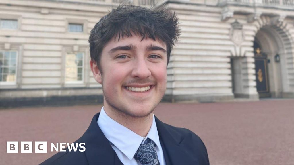 Essex trans student invited to Buckingham Palace party - BBC News