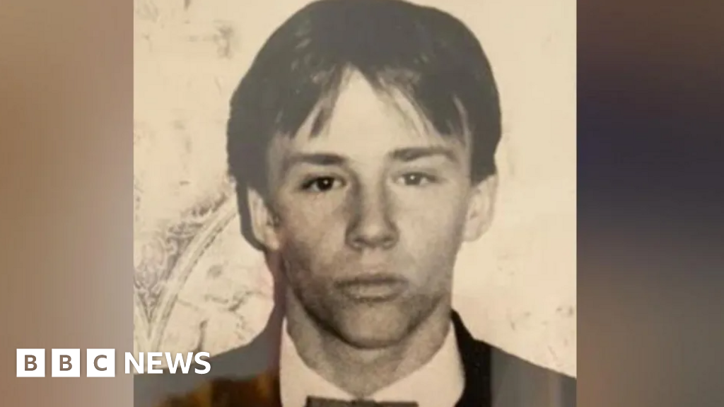 Wolverhampton memorial service for those lost in Falklands - BBC News