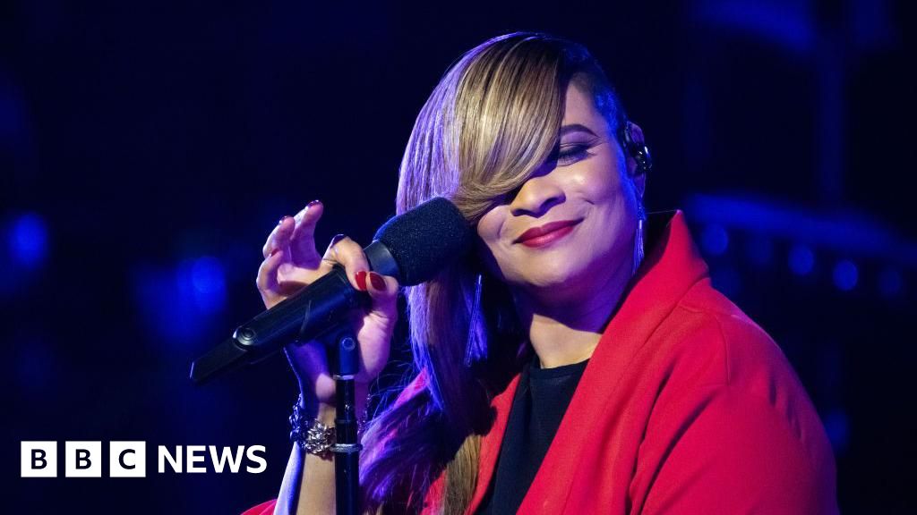 Singer Gabrielle considers wearing eyepatch again - BBC News