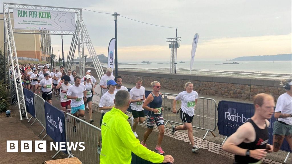 Charity run raises £15,000 for children's mental health - BBC News