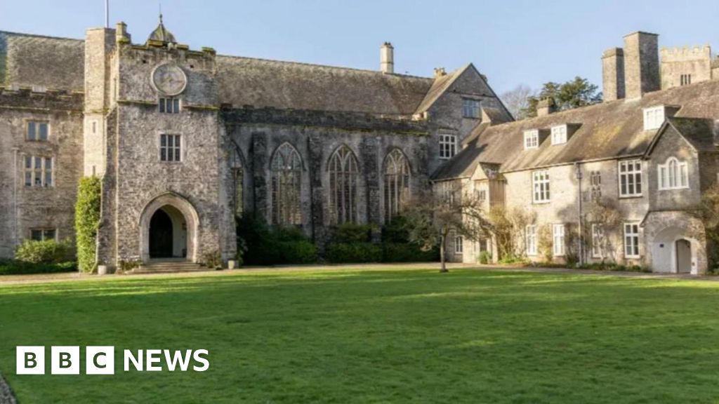 Students angry over sudden closure of degree courses in Devon - BBC News