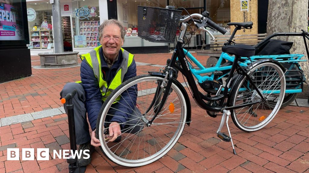 Reading town centre cycle repair initiative launched - BBC News