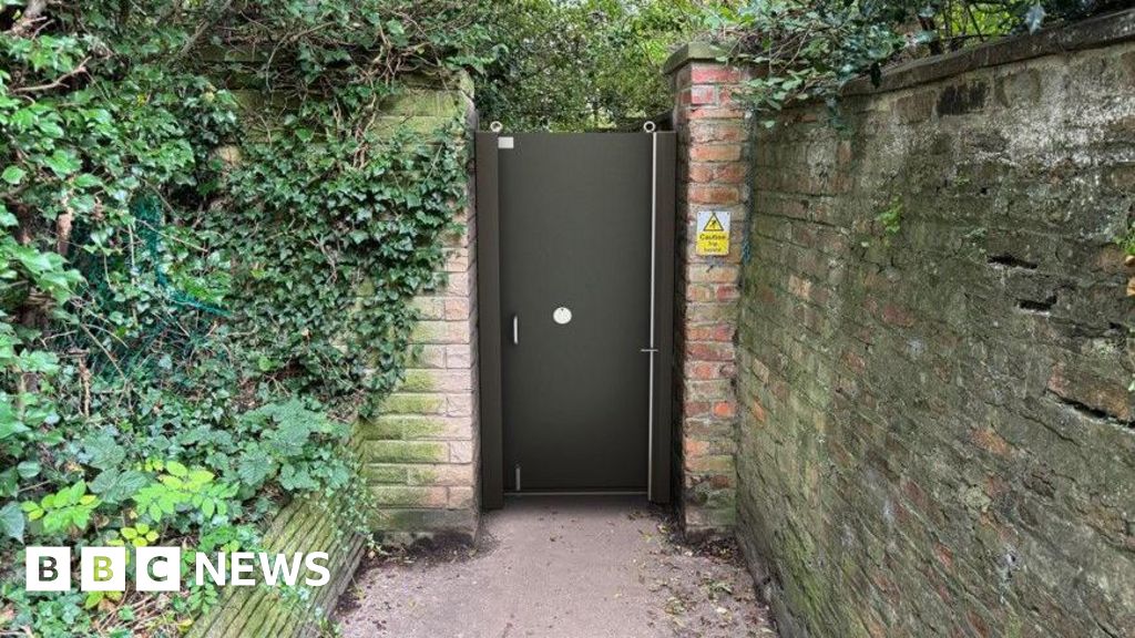 Work begins to replace Yarm's floodgates - BBC News