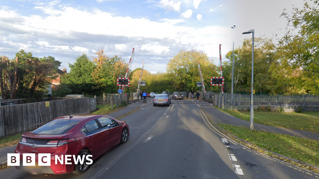 Oakham road to close for 12 weeks for widening work - BBC News