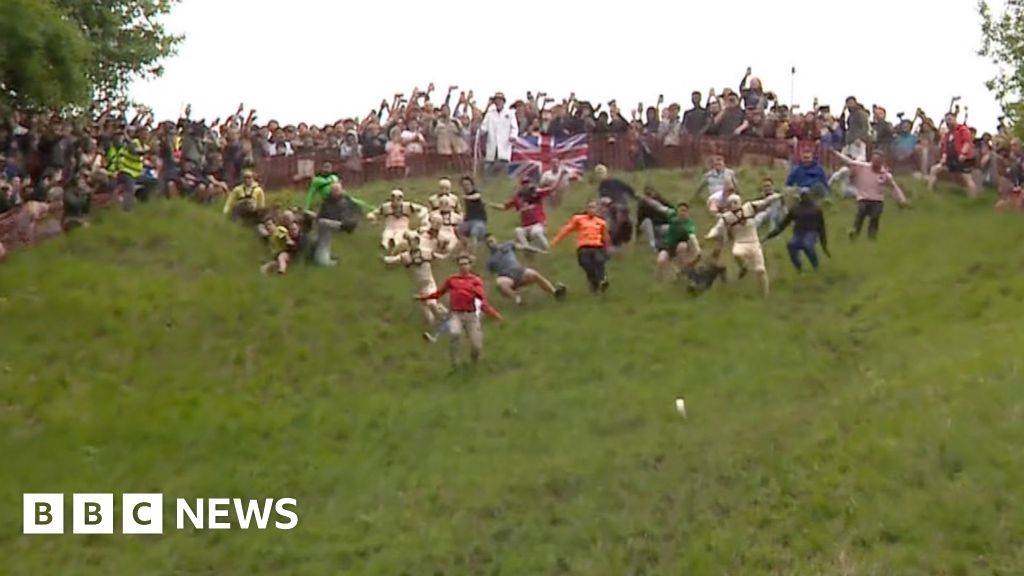 Annual Gloucestershire cheese rolling competition begins - BBC News