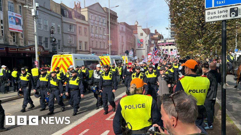 Protesters clash with counter group at anti-immigration march - BBC News