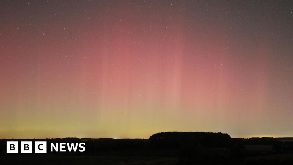 Northern Lights illuminate Northamptonshire's night sky - BBC News