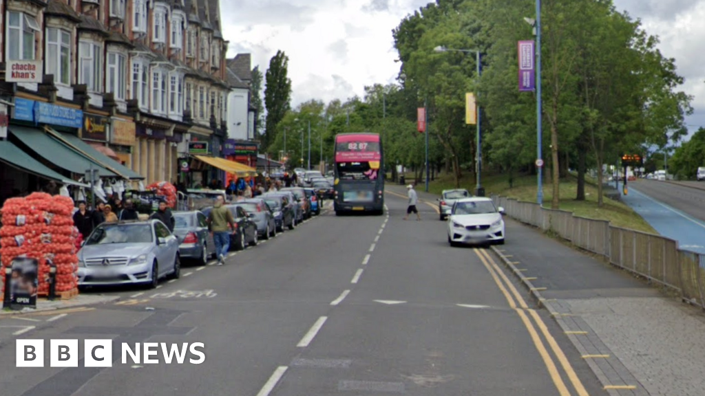 Man hit by bus in Smethwick dies two weeks later - BBC News