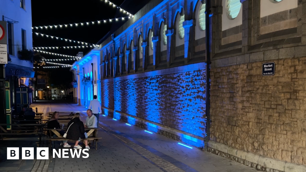 Guernsey's street lighting in spotlight over night safety - BBC News