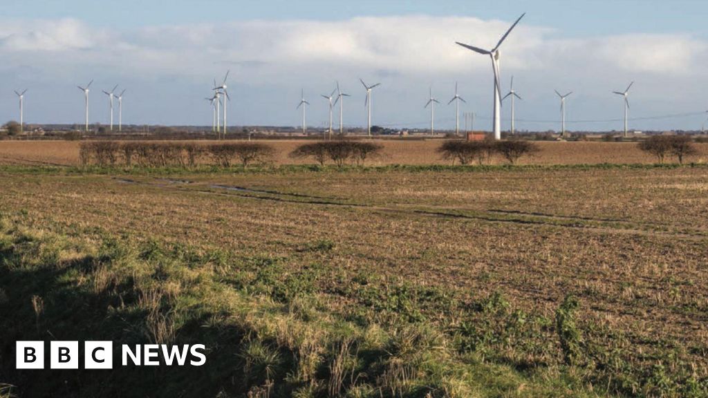 New solar farm approved near Lincolnshire coast - BBC News