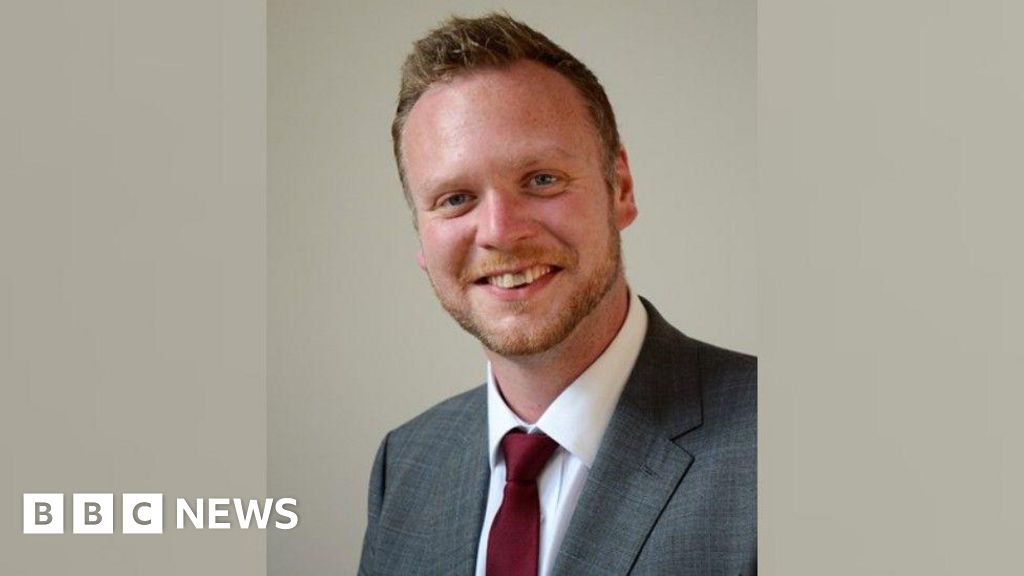 Reading Borough Council leader Jason Brock to step down - BBC News