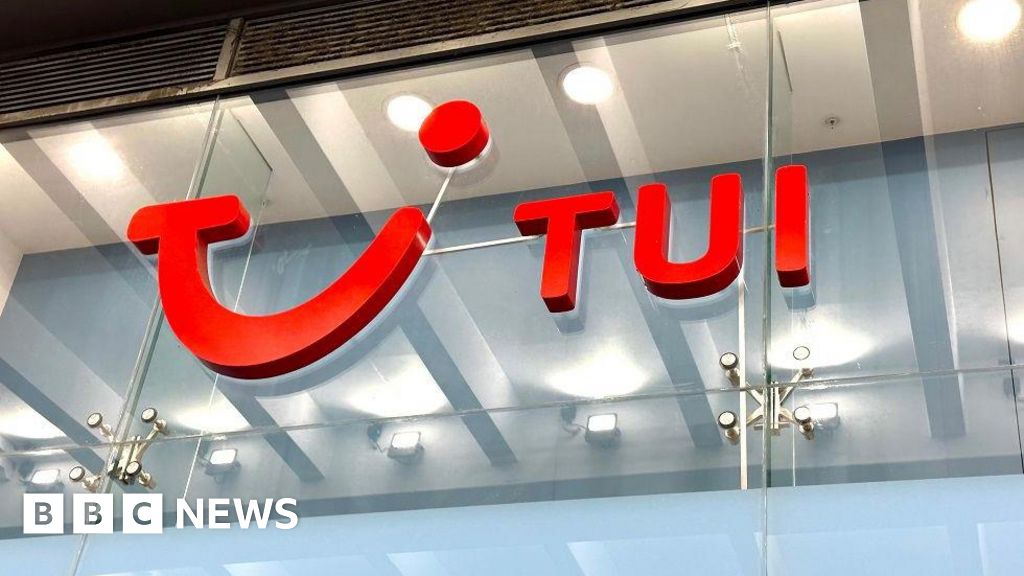 Fleet man wins 10-year compensation battle with Tui - BBC News