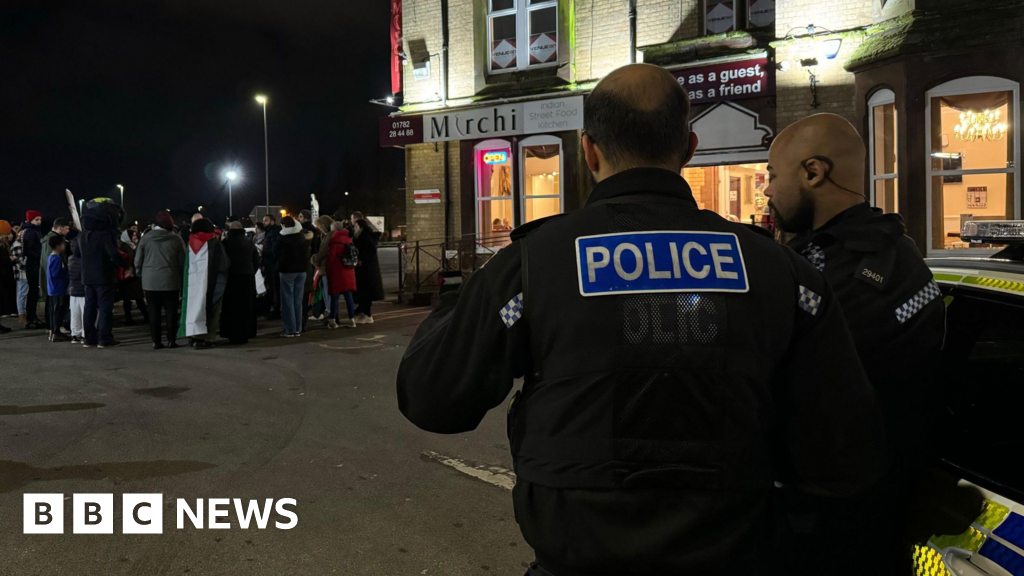 Four arrests following protest at Stoke-on-Trent Tory fundraiser - BBC News