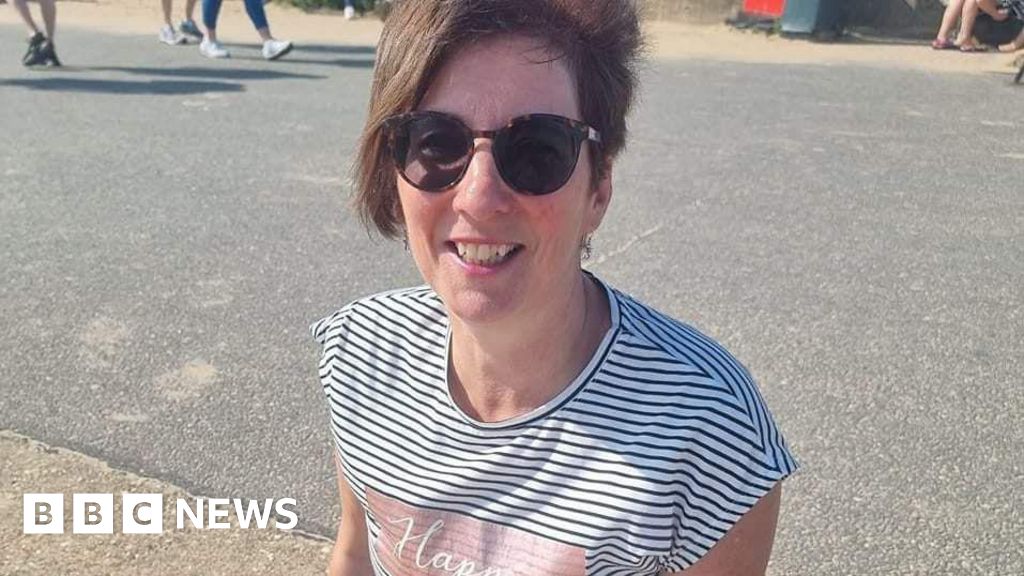 Skydiver recalls crash landing that shattered leg - BBC News