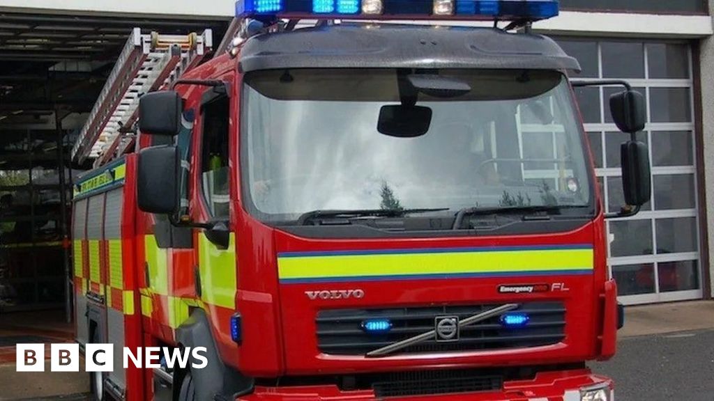 Multiple crews attend fire at derelict building in Lowestoft - BBC News