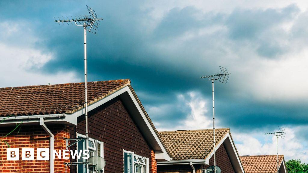 Rural villages to get superfast broadband by 2030 - BBC News