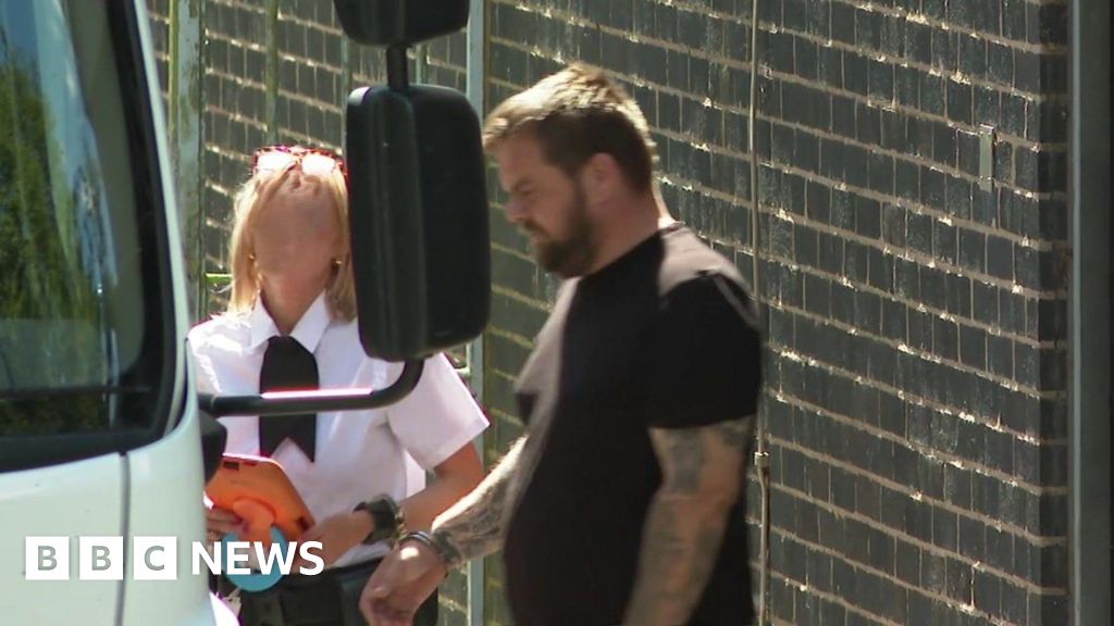 Rogue trader who conned elderly homeowners jailed - BBC News