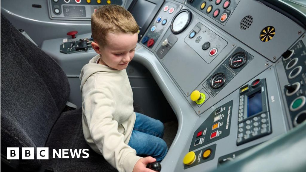 Train superfan, 5, becomes Avanti rookie driver - BBC News
