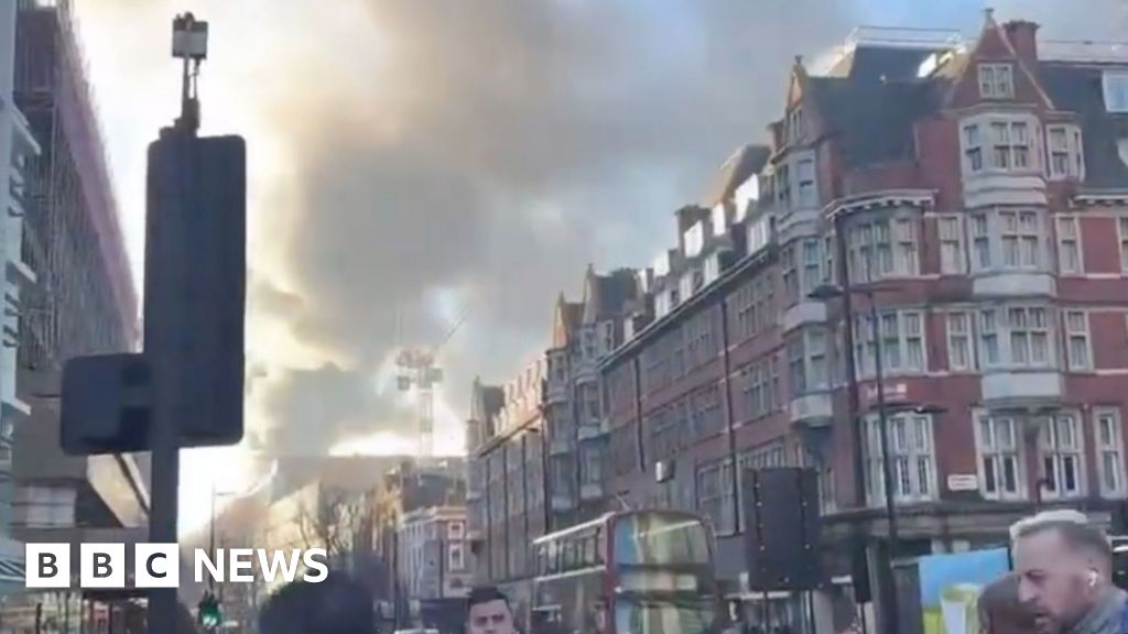 London: Plumes of smoke over city after building fire - BBC News