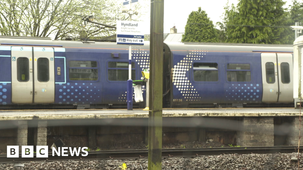 Woman pushed onto Hyndland rail tracks in 'murder bid'