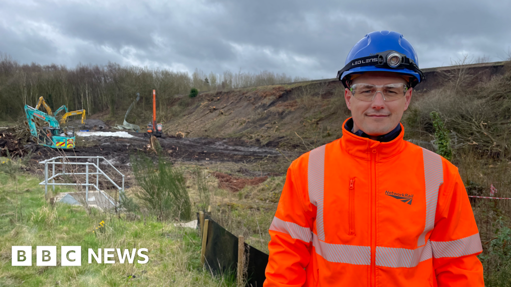 Shropshire: Railway repair team faces huge embankment challenge - BBC News
