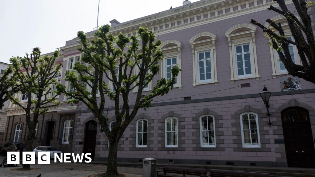 Government plans to scrap women's health strategy - BBC News