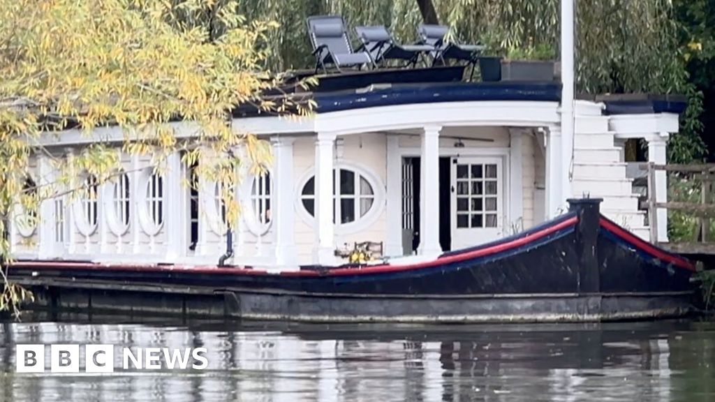 Corpus Christi Barge - a floating piece of Oxford's history - BBC News