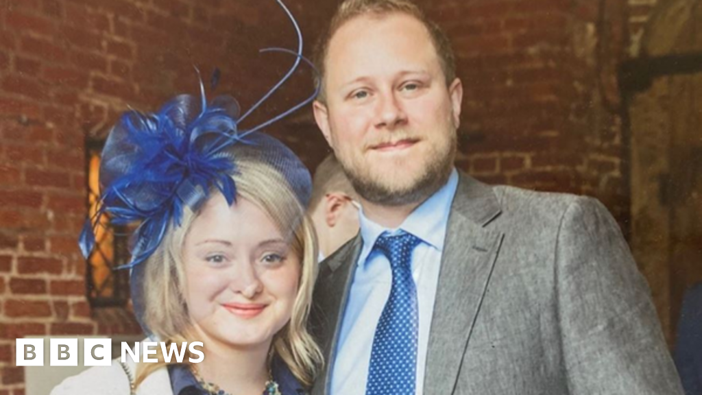 Potton car crash kills parents leaving three-year-old orphaned - BBC News