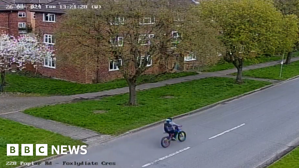 Redditch: Reward offered to catch attempted murder suspects - BBC News