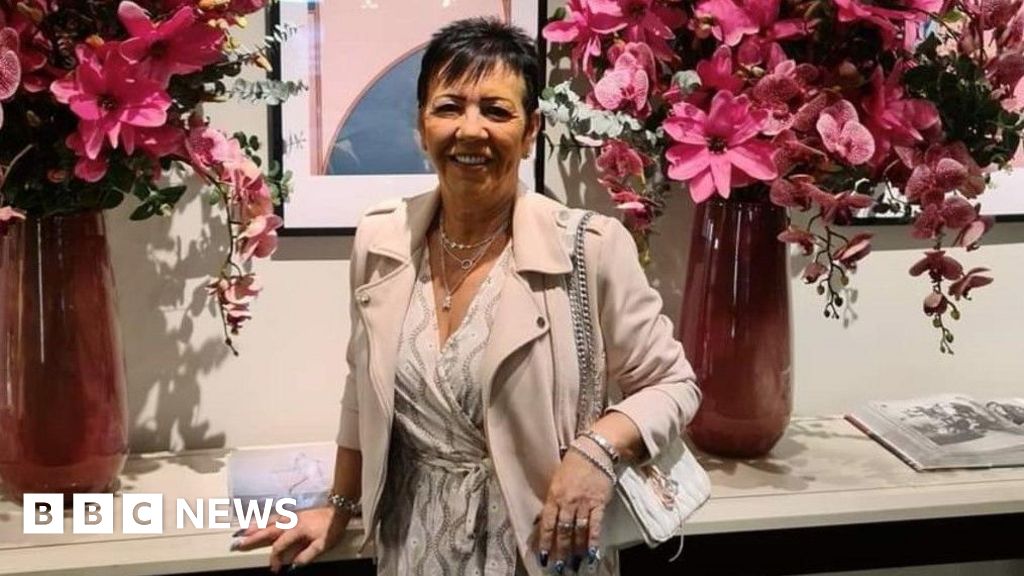 Doncaster woman's bowel was cut during surgical blunder - BBC News