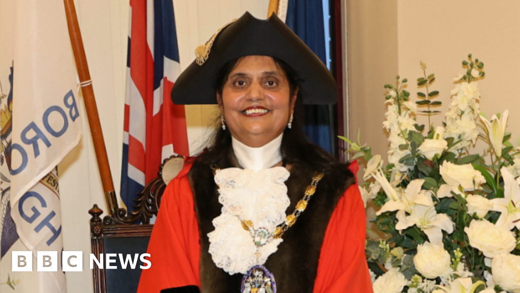 Surrey: Borough council elects first ever ethic minority mayor - BBC News