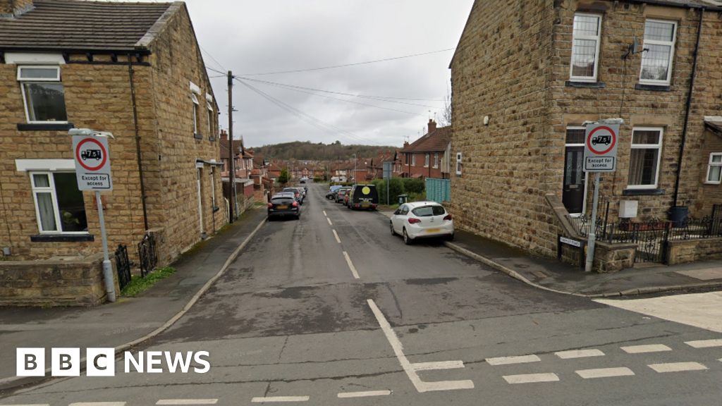 Dewsbury arson inquiry after three cars targeted in street - BBC News